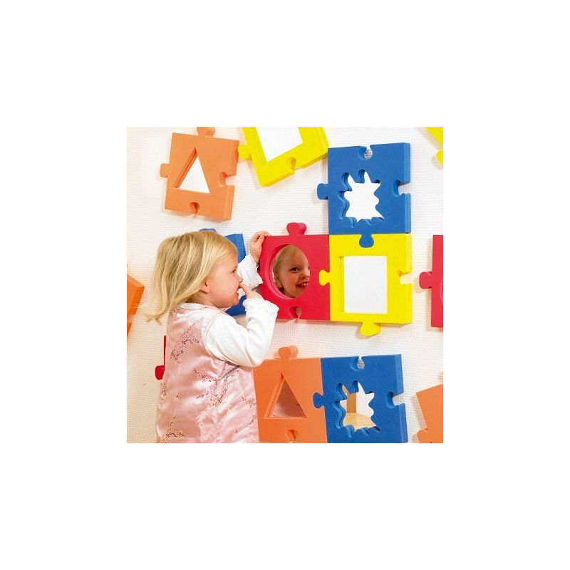Kolorowe lusterka zostały obudowane w miękkie ramki w kształcie puzzli ...